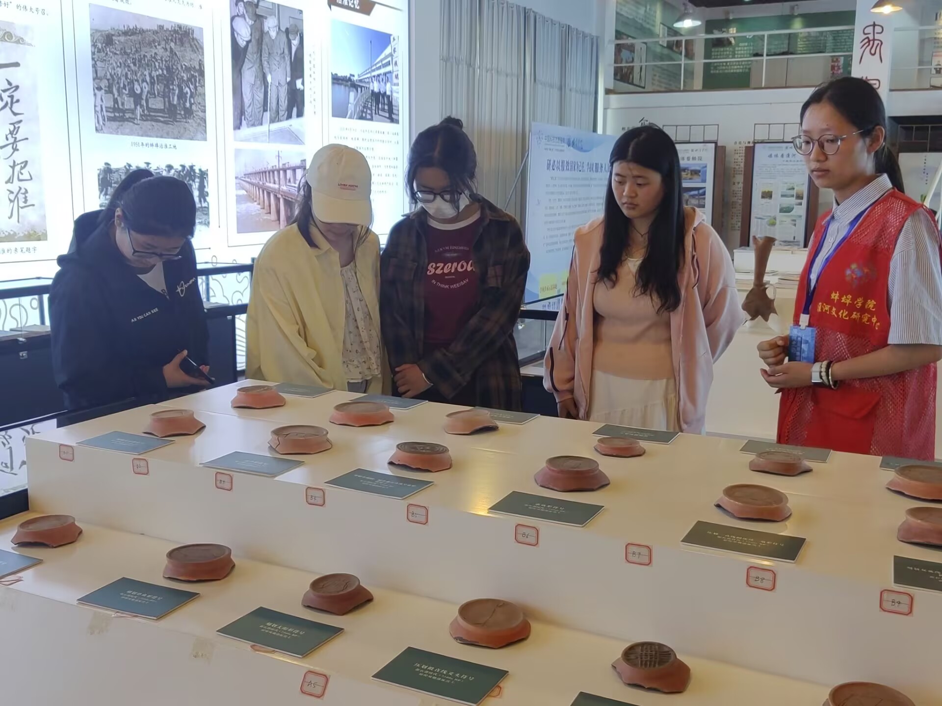 智绘淮河 慧承文明 ——数理学院“AI赋能传统文化”项目组参观淮河文化展览馆