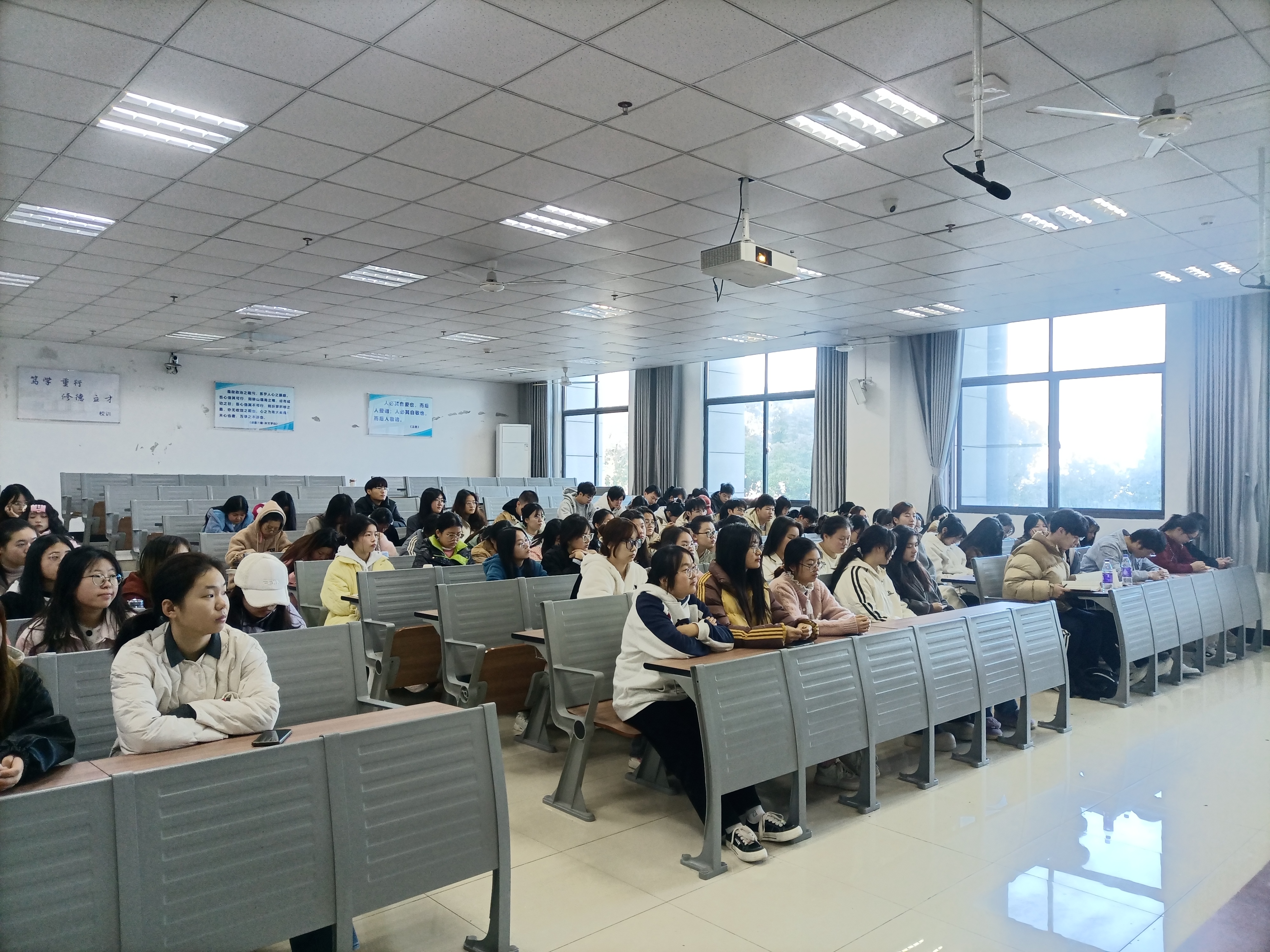 《探寻中华古代建筑文明——“中国原始第一村”安徽蒙城尉迟寺史前聚落遗址》讲座在我校开讲